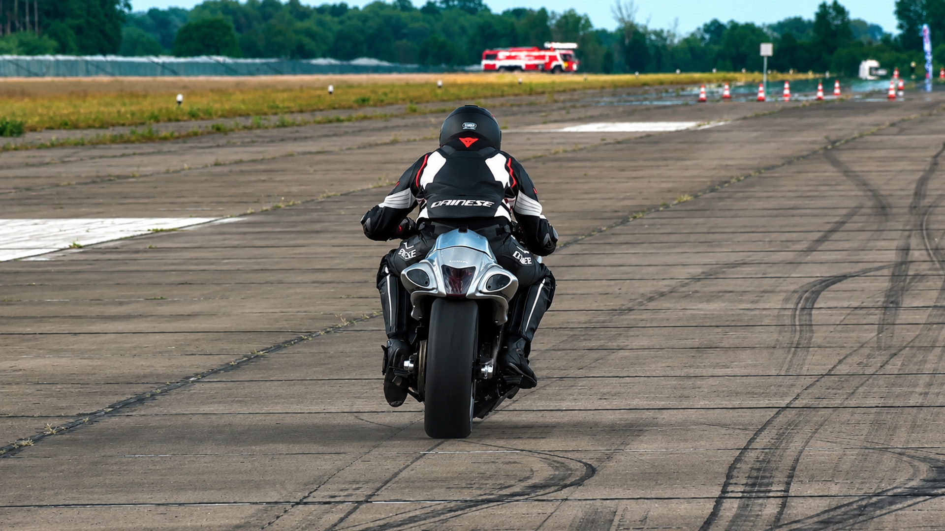 Suzuki Hayabusa bereikt topsnelheid binnen enkele seconden op een ...