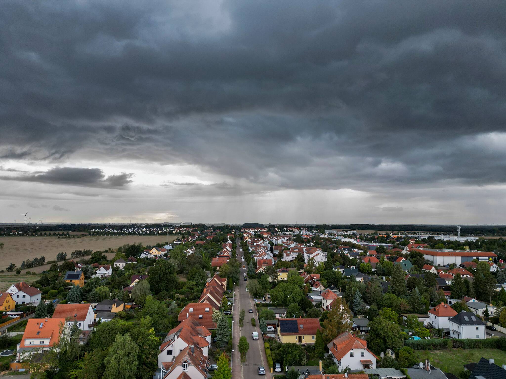 Kein Wetterumschwung in Sicht: dichte Bewölkung, Regen und einzelne ...