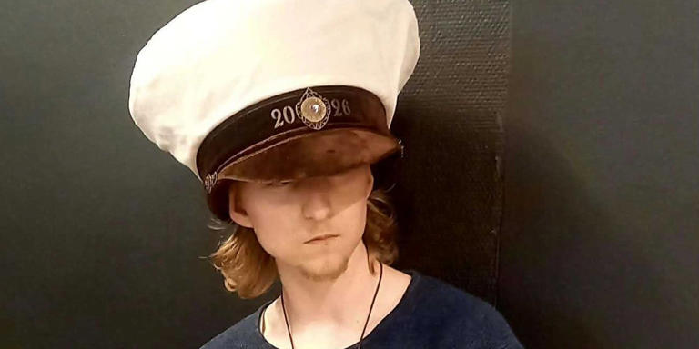 Albin Öst har gjort en enorm mössa till studenten
