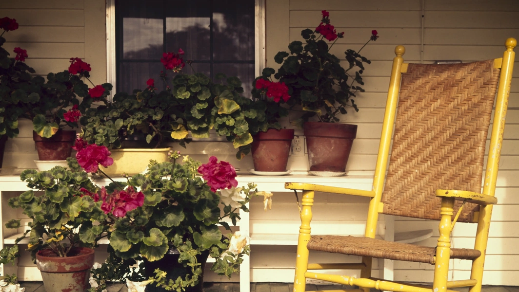 20 timeless ideas for classic porch decor