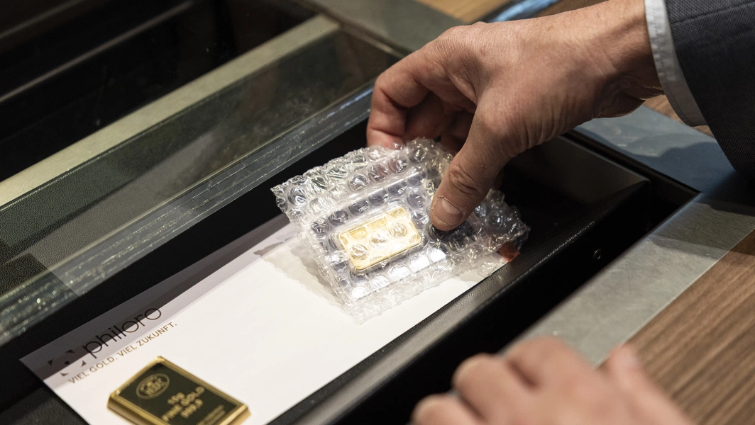 Gold and silver trade in tight range as forecasts shift