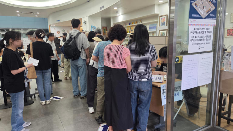 Ballot shortage suspends voting at Seoul polling stations
