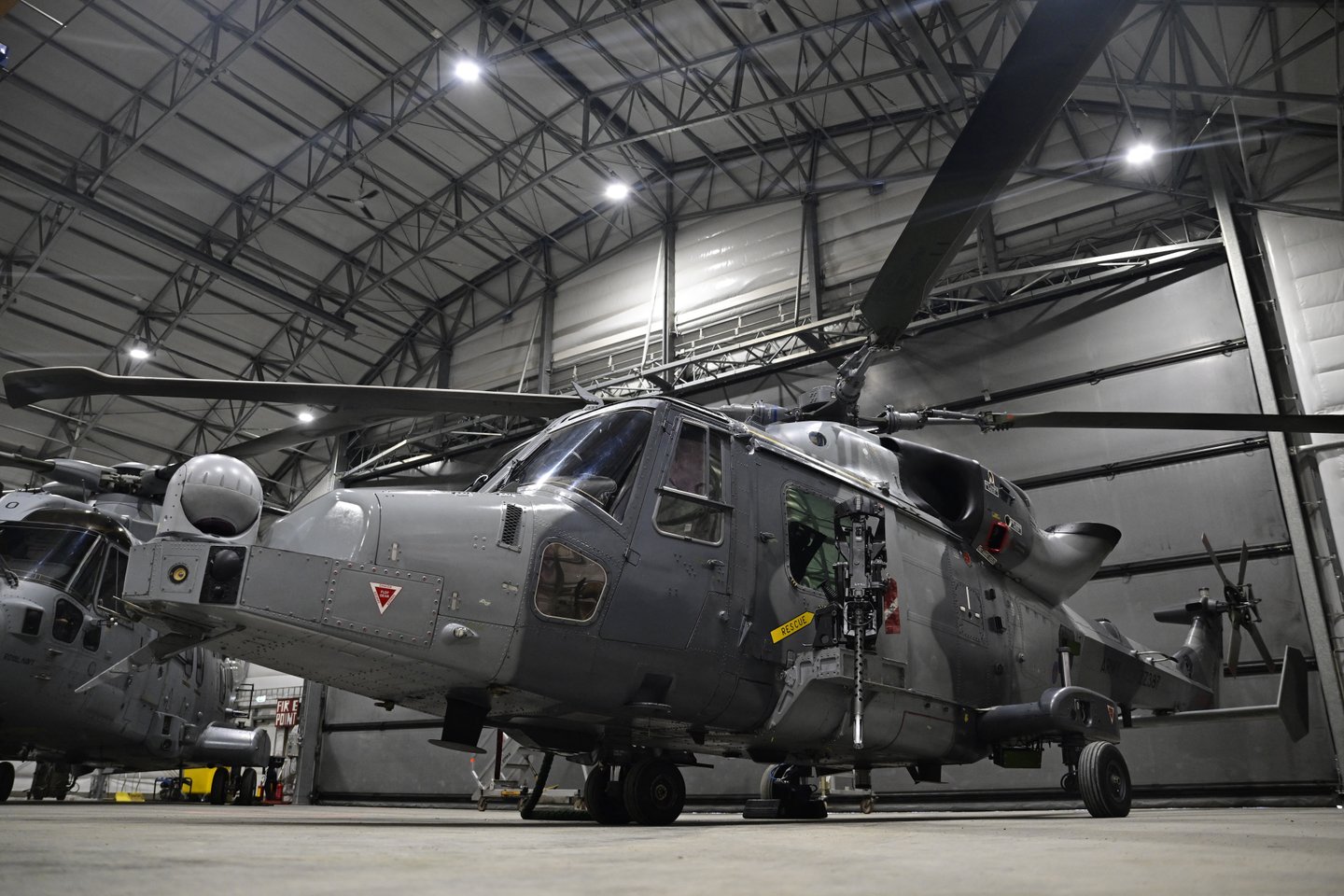 Helicóptero da Marinha britânica cai em Devon