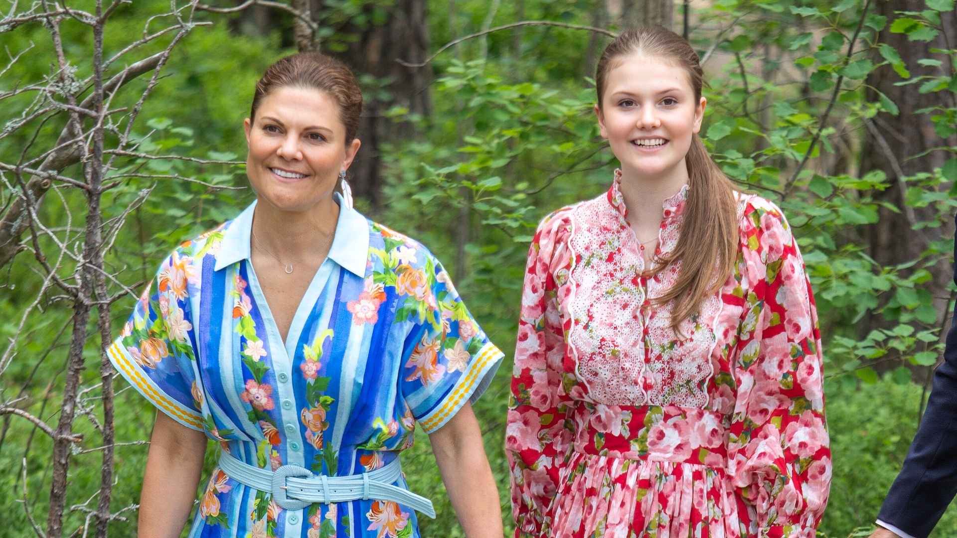 Victoria y Estelle de Suecia hacen match con sus vestidos camiseros de ...