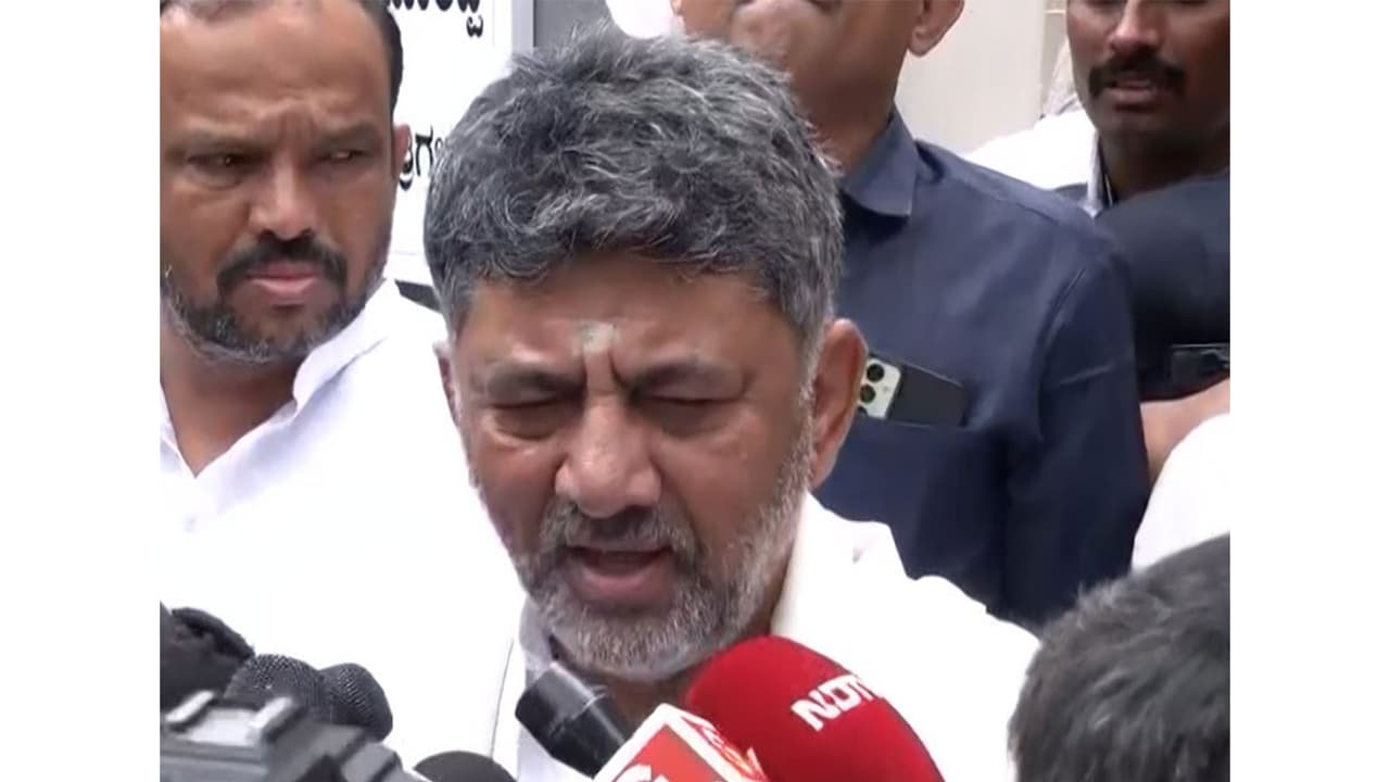 DK Shivakumar meets Yediyurappa ahead of swearing-in, stresses unity