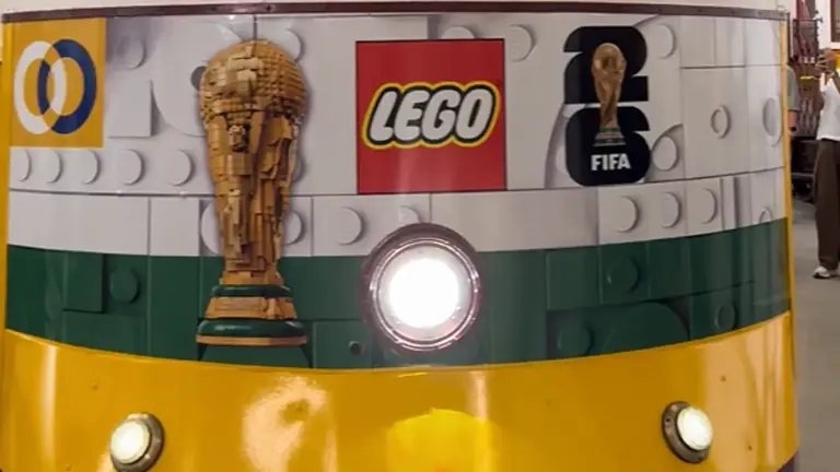 Lego e Carris levam Cristiano Ronaldo, Messi, Vini Jr. e Mbappé por Lisboa