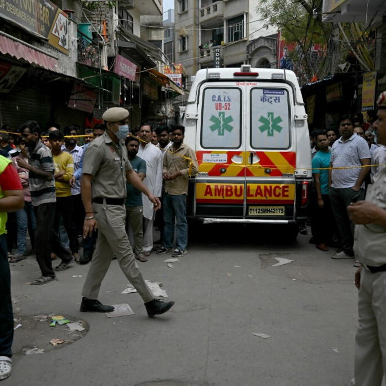 Incendio in un albergo a Nuova Delhi, almeno 21 morti