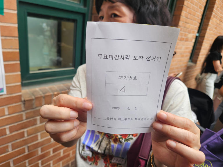 Ballot shortages halt voting at Seoul polling stations