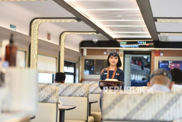Mulai besok, penumpang Whoosh bisa nikmati dining car ala kereta jarak jauh