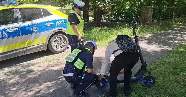 48-latek na hulajnodze elektrycznej uderzył w drzewo. Odniósł poważne ...