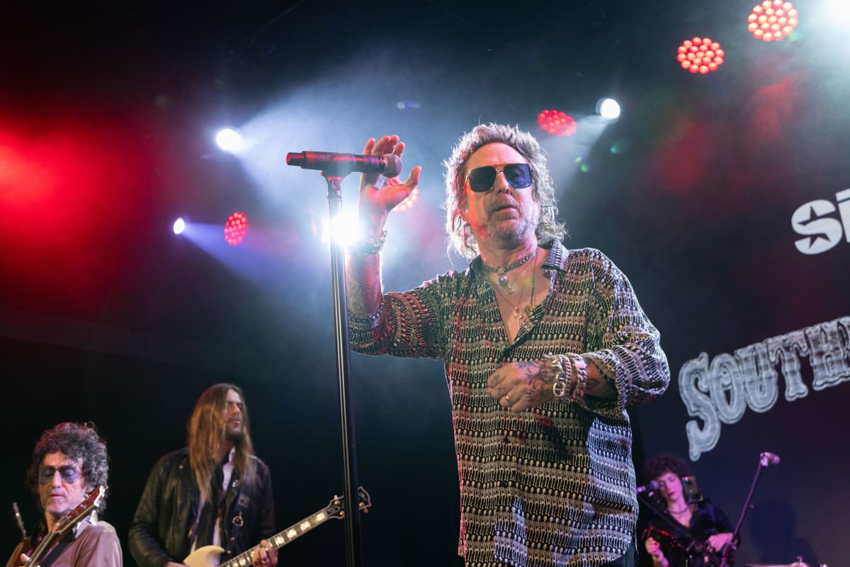 Black Crowes frontman Chris Robinson draws boos after shutting down ...