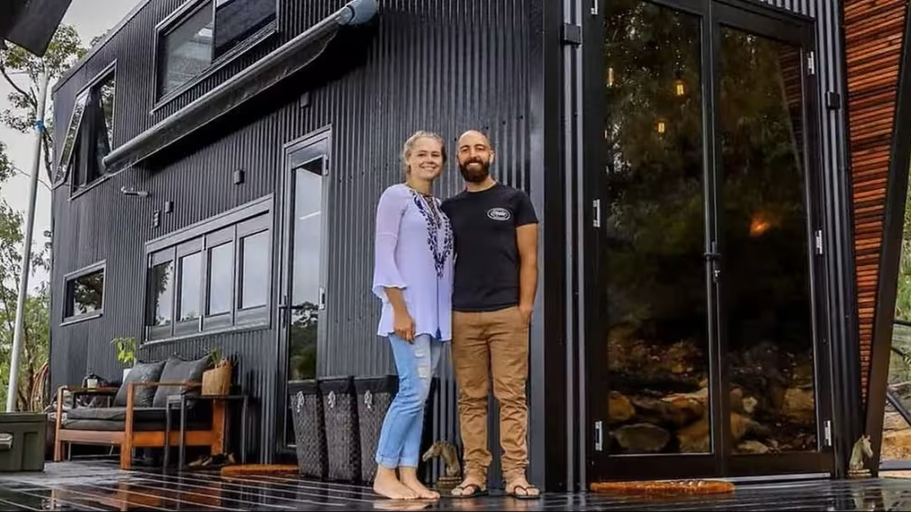 Matt en Lisa bouwen een van de mooiste tiny houses ooit met slechts €60.000