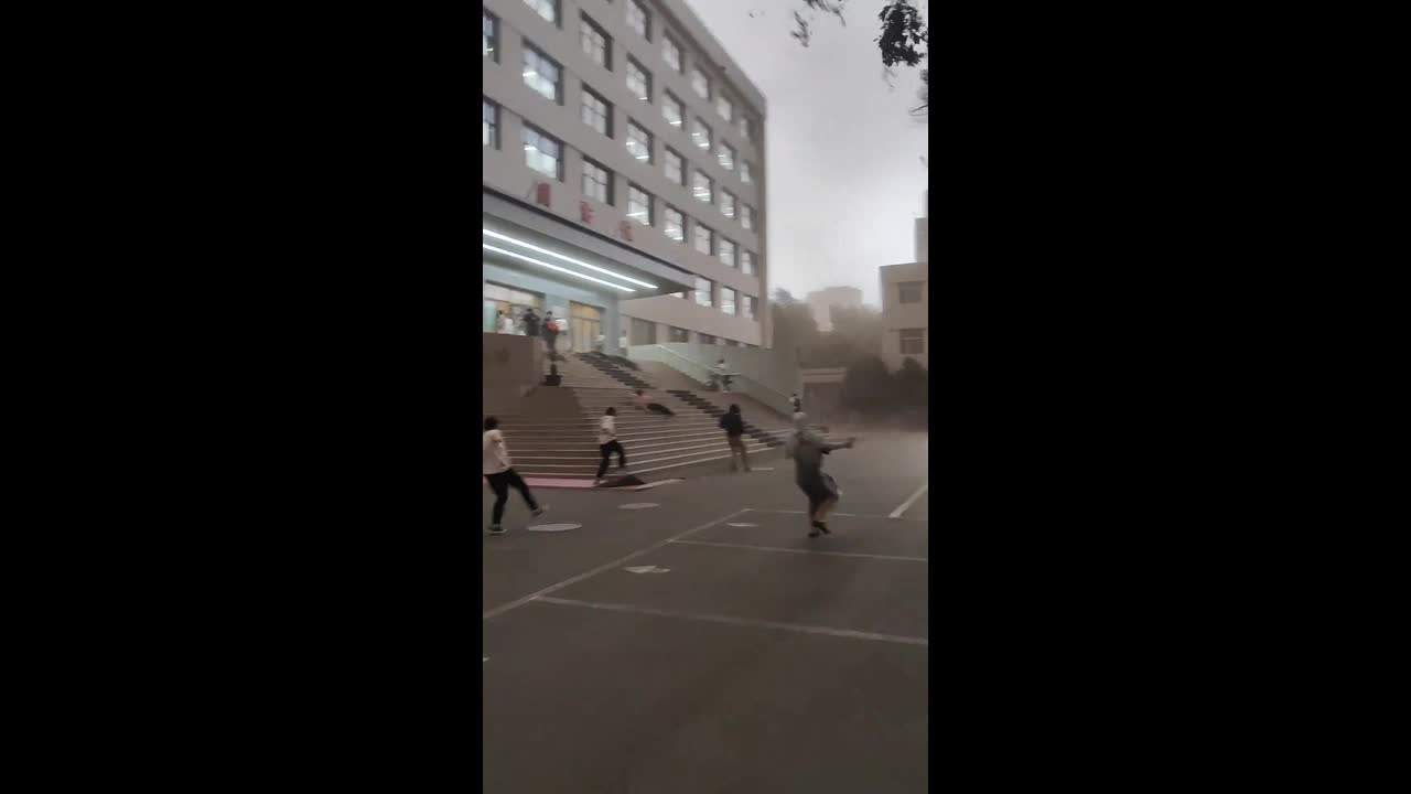 Strong winds and sandstorm cause damage across Harbin, China
