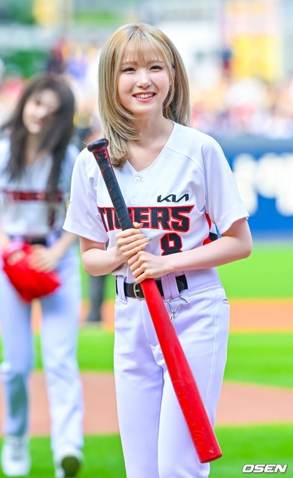 【PHOTO】SAY MY NAME 本田仁美＆ドヒ、始球・始打式に登場…キュートな笑顔