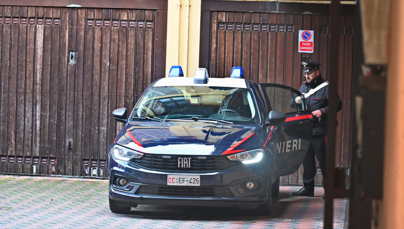 Cosenza, una donna accoltellata dopo un agguato sotto casa: un fermo