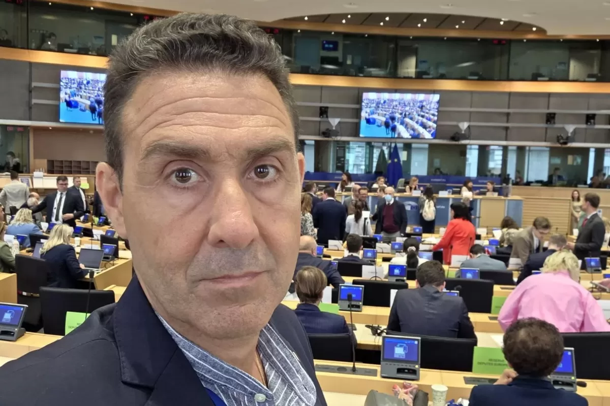 Generale Vannacci, dietro la collina c’è la monarchia? Il bastian ...