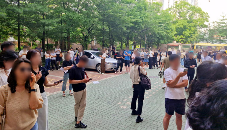 Ballot shortages cause voting delays in Seoul polling stations