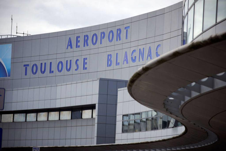 150 Ryanair passengers miss flight border control chaos