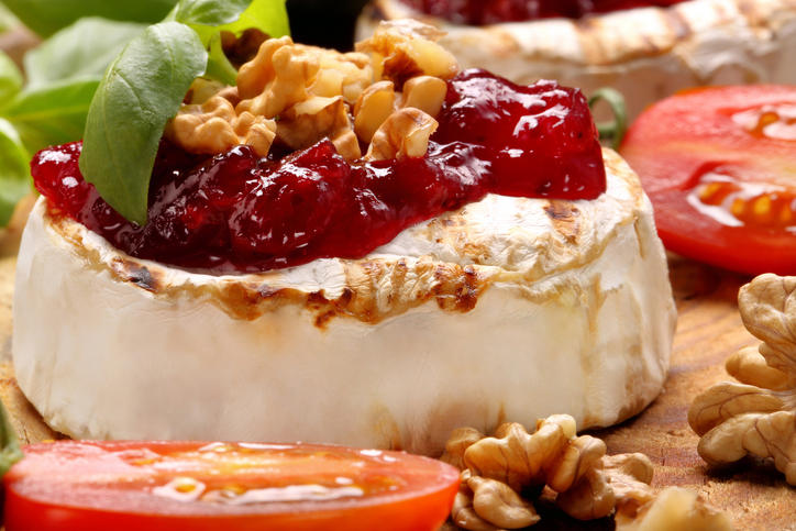 Überbackener Camembert mit Preiselbeeren: cremig, würzig und schnell ...