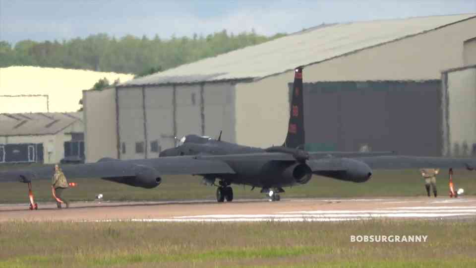 Watch a restored U-2 touch down - then the chase car comes in