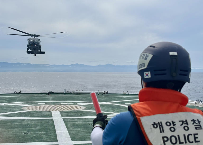 해군 1함대, MH-60R 첫 해경 경비함 이·착함 훈련 진행