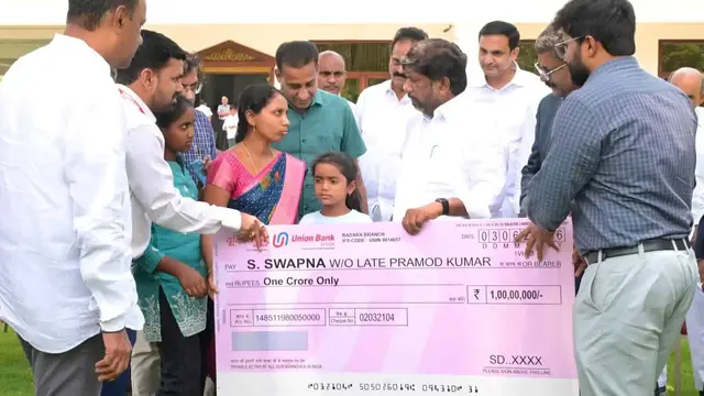 Telangana dy CM hands over Rs 1 cr cheque to lineman's family