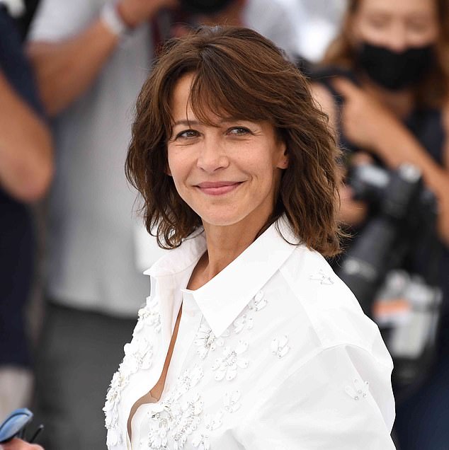 The 5 best haircuts for summer for women over 50, according to a ...