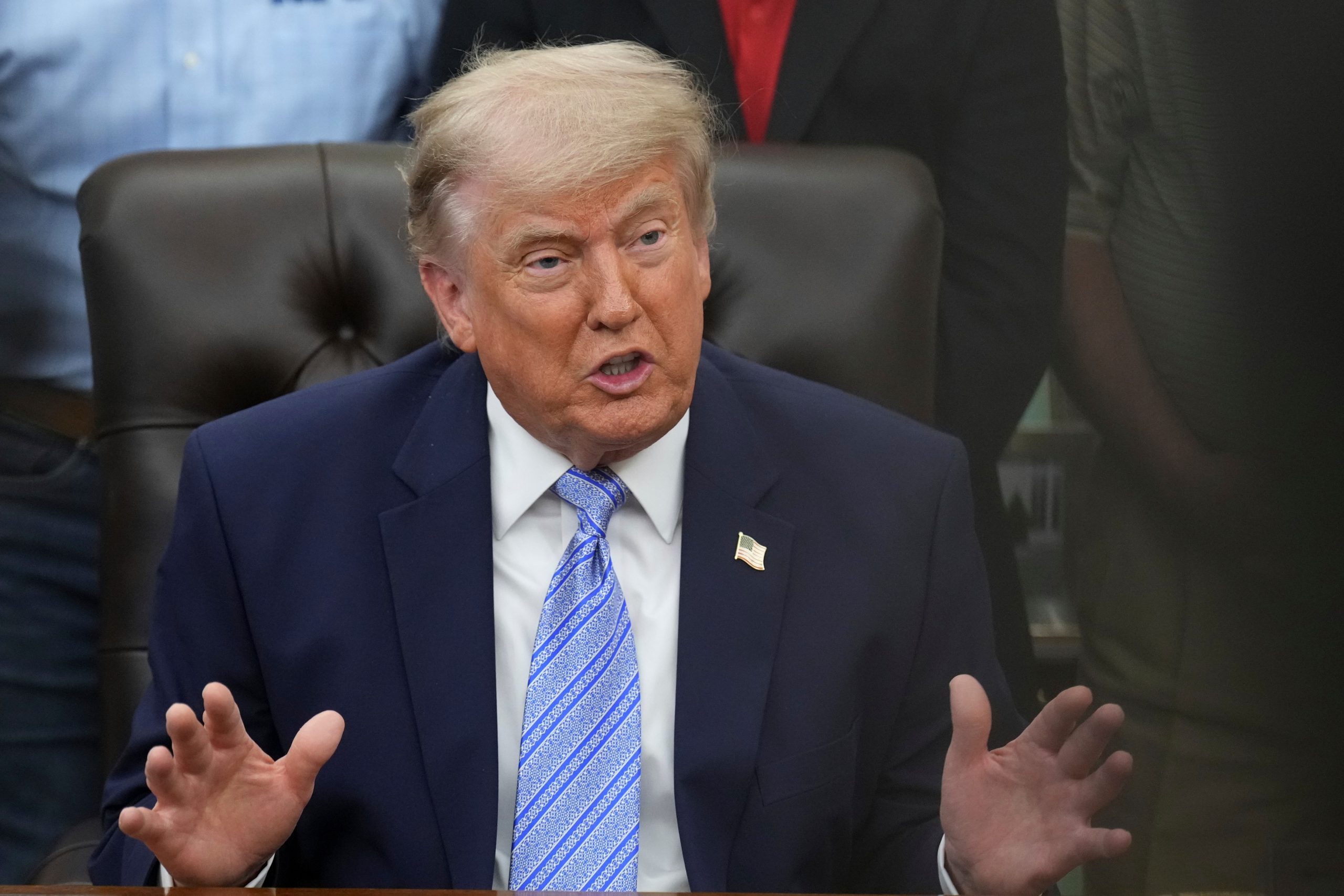 Trump signs an executive order that invites vetting of top AI models ...