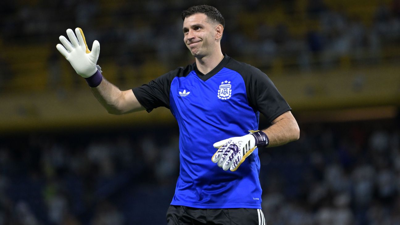 Emiliano Martínez tells Argentina fans he'll return from injury for ...