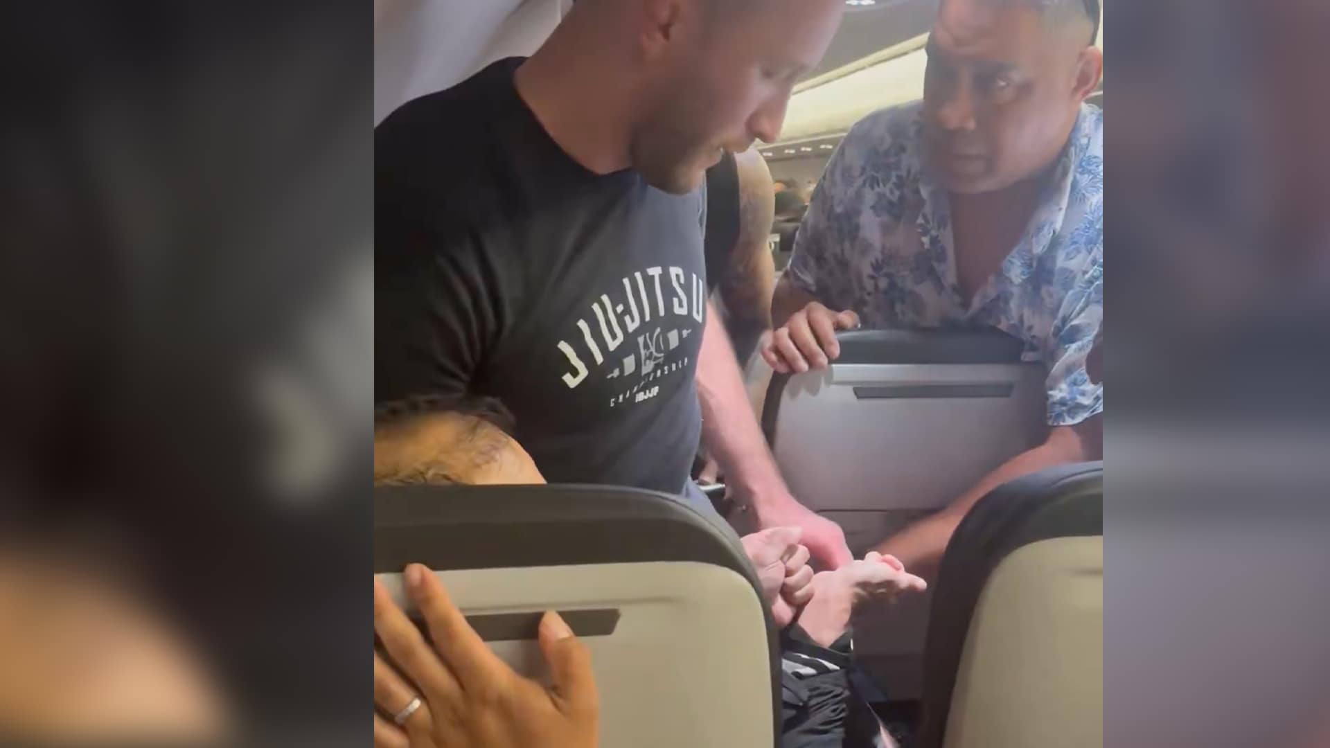 Mitten im Flug: Passagier will Notausgang öffnen, dann randaliert er
