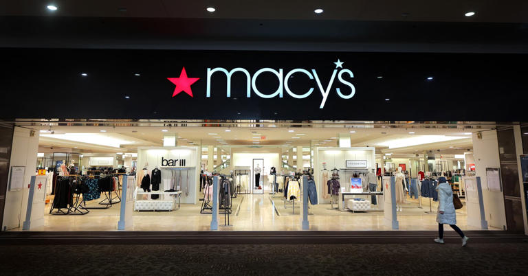 The Dow's win streak, Macy's earnings, Trump signs AI order and more in ...