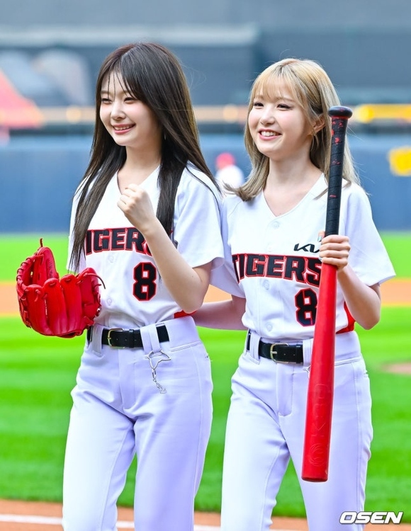 【PHOTO】SAY MY NAME 本田仁美＆ドヒ、始球・始打式に登場…キュートな笑顔