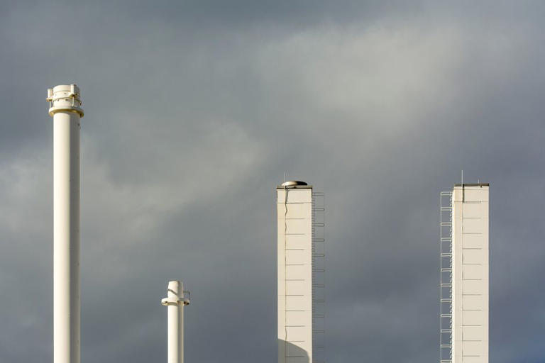 Reino Unido reduce 87% sus emisiones y desata crisis interna