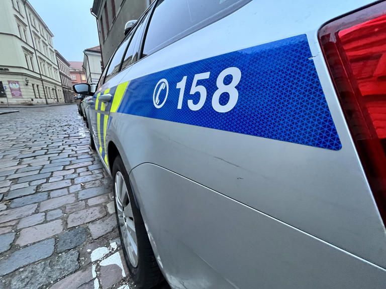 Deset piv, žádný řidičák a cizí auto. Opilý řidič kličkoval směrem na ...