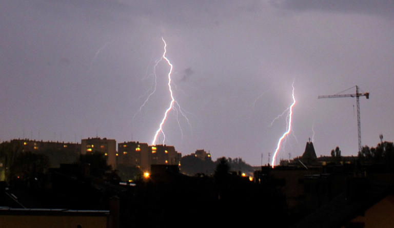 Nasze babcie w czasie burzy zapalały gromnice i zasłaniały lustra. Te ...