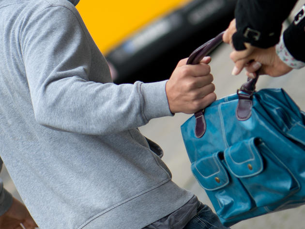 Raub in Germering: Junger Mann entreißt Seniorin Handtasche nach Bank ...