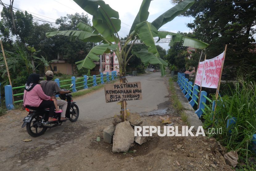 Merasa disepelekan gubernur, warga akan kembali tanam pohon pisang di ...