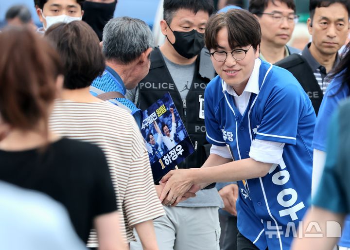 출구조사 접전 부산 북갑 한동훈·하정우 캠프 '긴장감' 가득