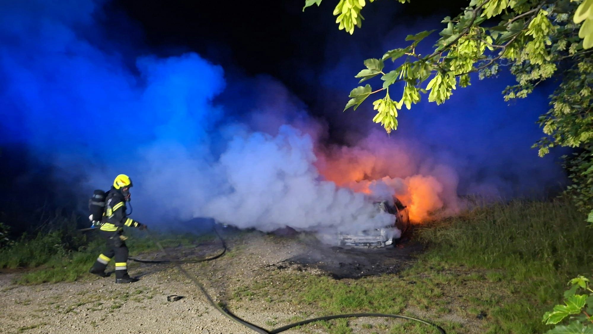 Fahrzeug in Vollbrand: Gefährliche Nähe zu Carport