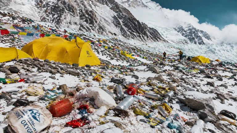A viral Everest Camp 4 video reveals the truth about a serious problem ...