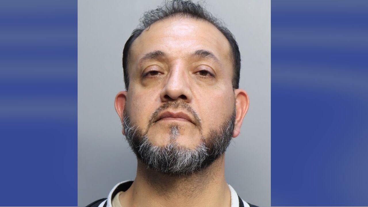 Unruly passenger forces Frontier flight to make emergency landing in Miami