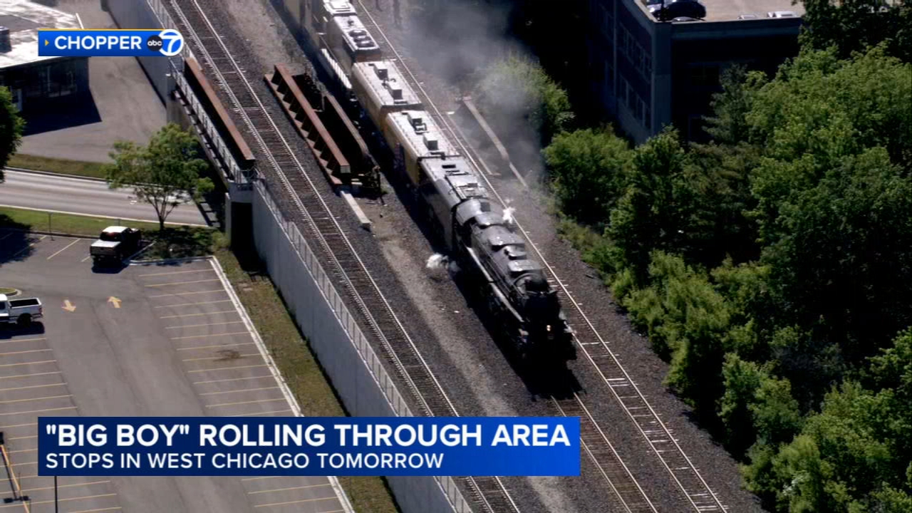 Historic Union Pacific train 'Big Boy' rolls into West Chicago