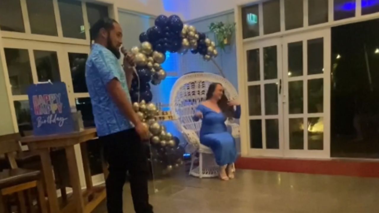 Man dedicates heartfelt speech to partner before proposing to her on ...