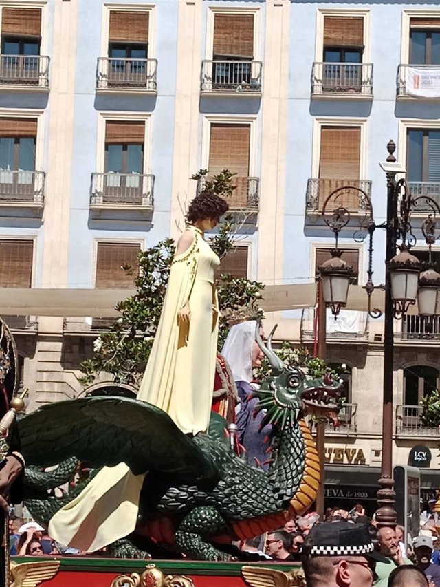 La Tarasca desfila por las calles de Granada de amarillo y con capa ...
