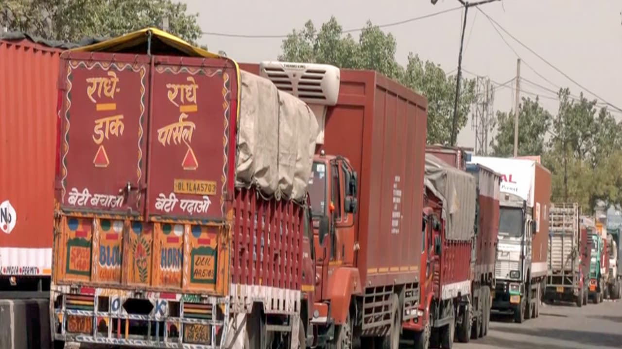 Cabinet okays Rs 9,585 cr plan to replace old trucks, buses in NCR
