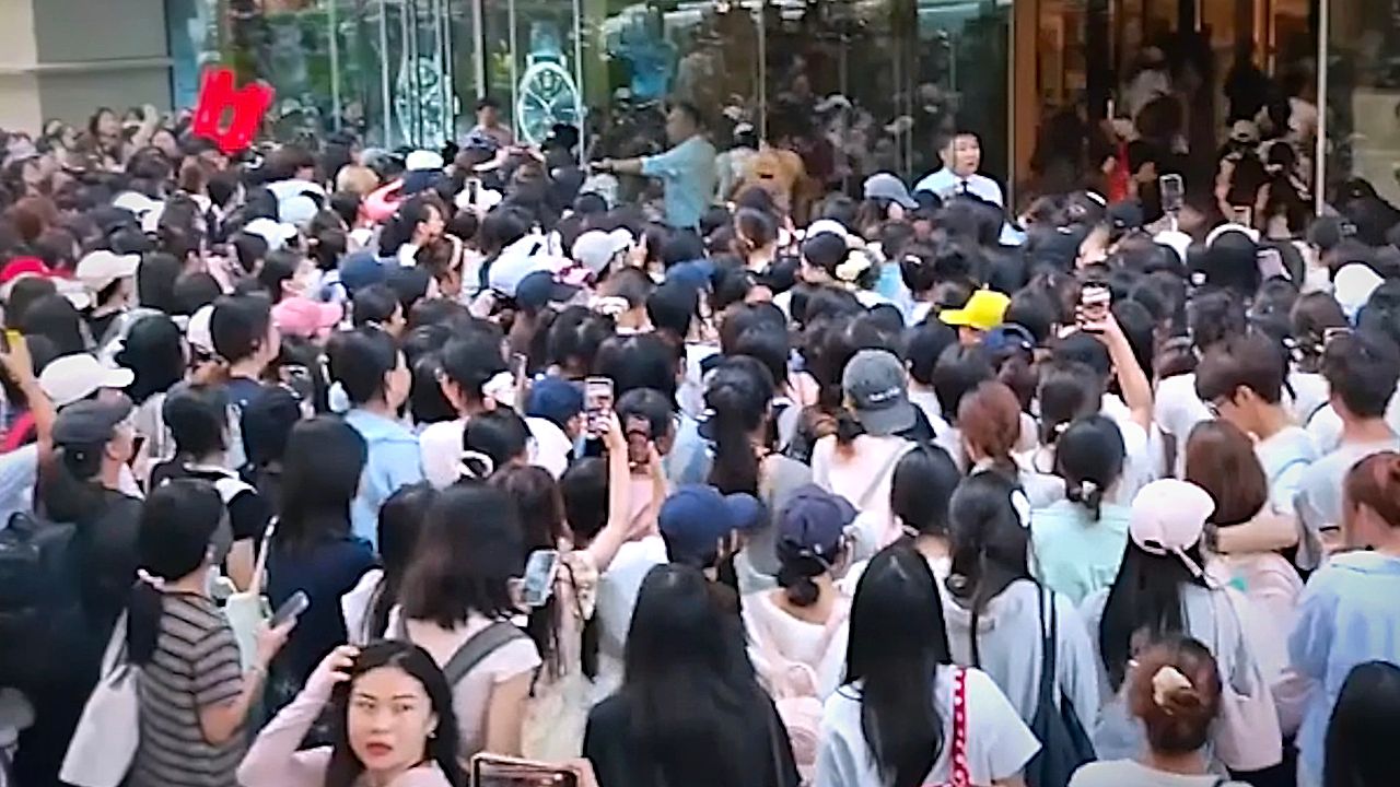 Glass shatters as fans mob shopping centre to see Chinese actor Zhang ...