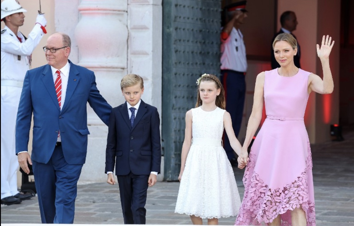 Charlene di Monaco e quella riverenza sbagliata a Letizia di Spagna