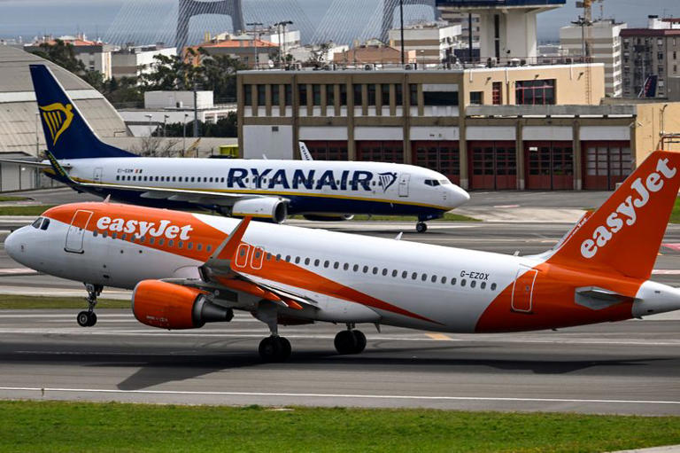 Travel chaos as Ryanair issues statement after 20,000 passengers ...
