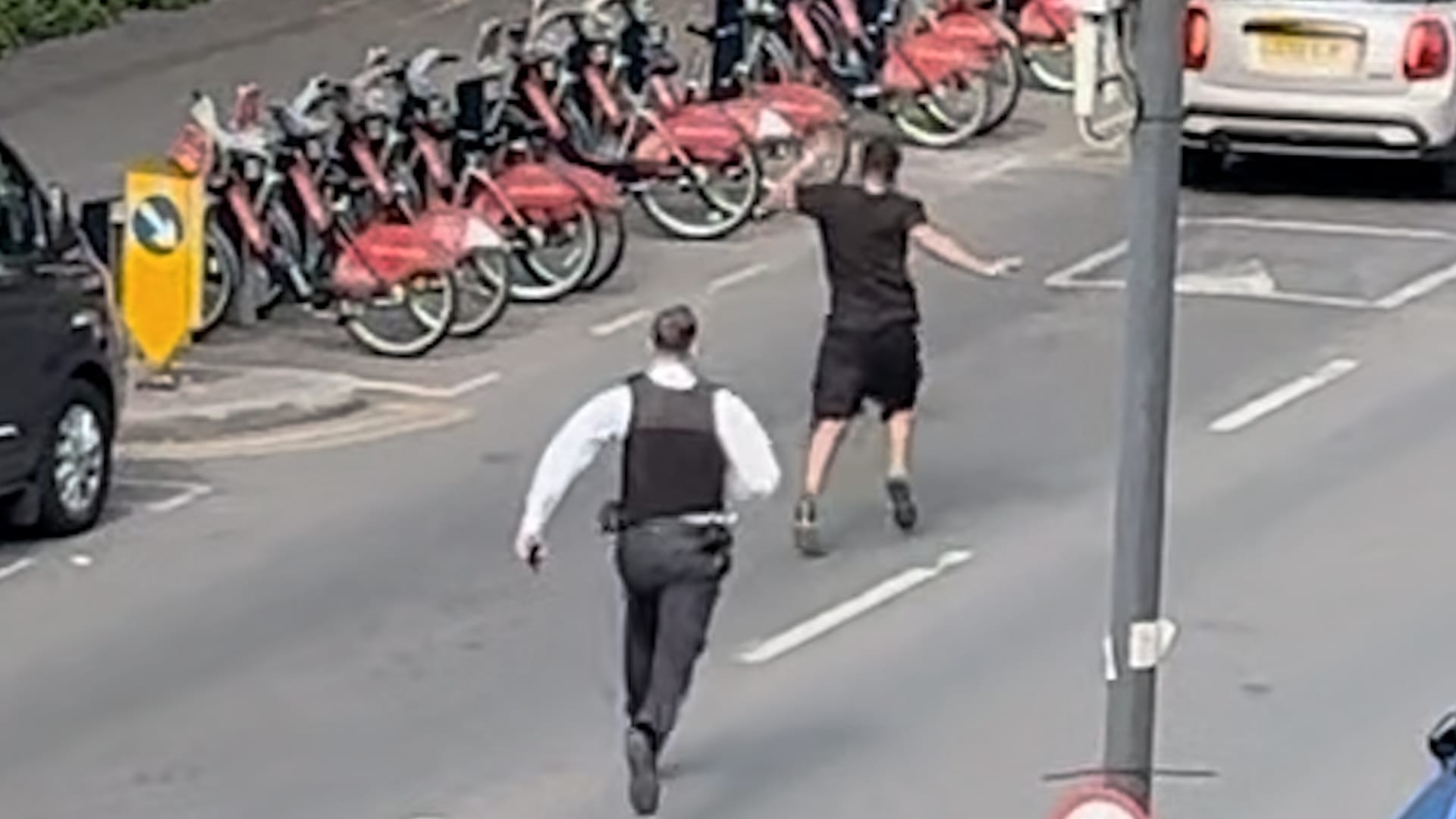 Mann stolpert während der Flucht vor der Polizei nach einer ...