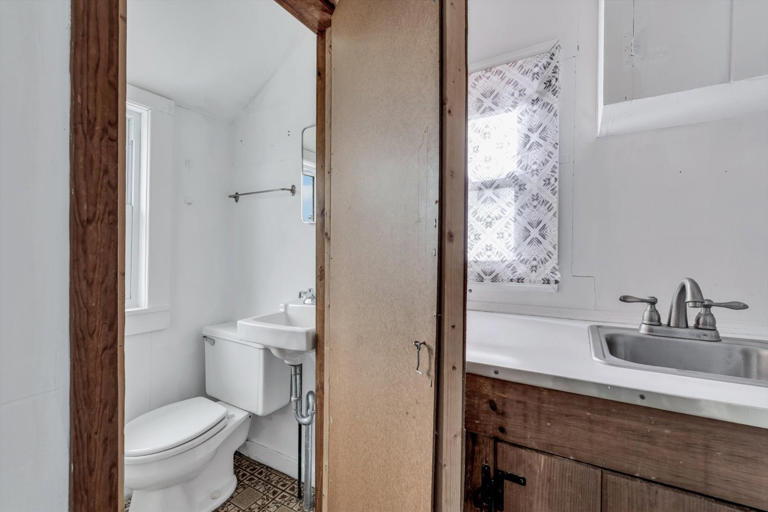 189-square-foot Cape Cod beach cottage lists for $295k